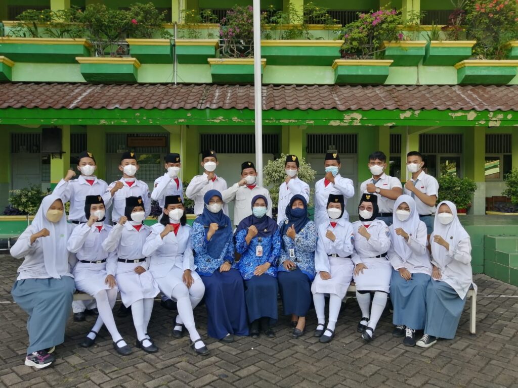 SMA NEGERI 104 JAKARTA MENYELENGGARAKAN UPACARA BENDERA DALAM RANGKA ...